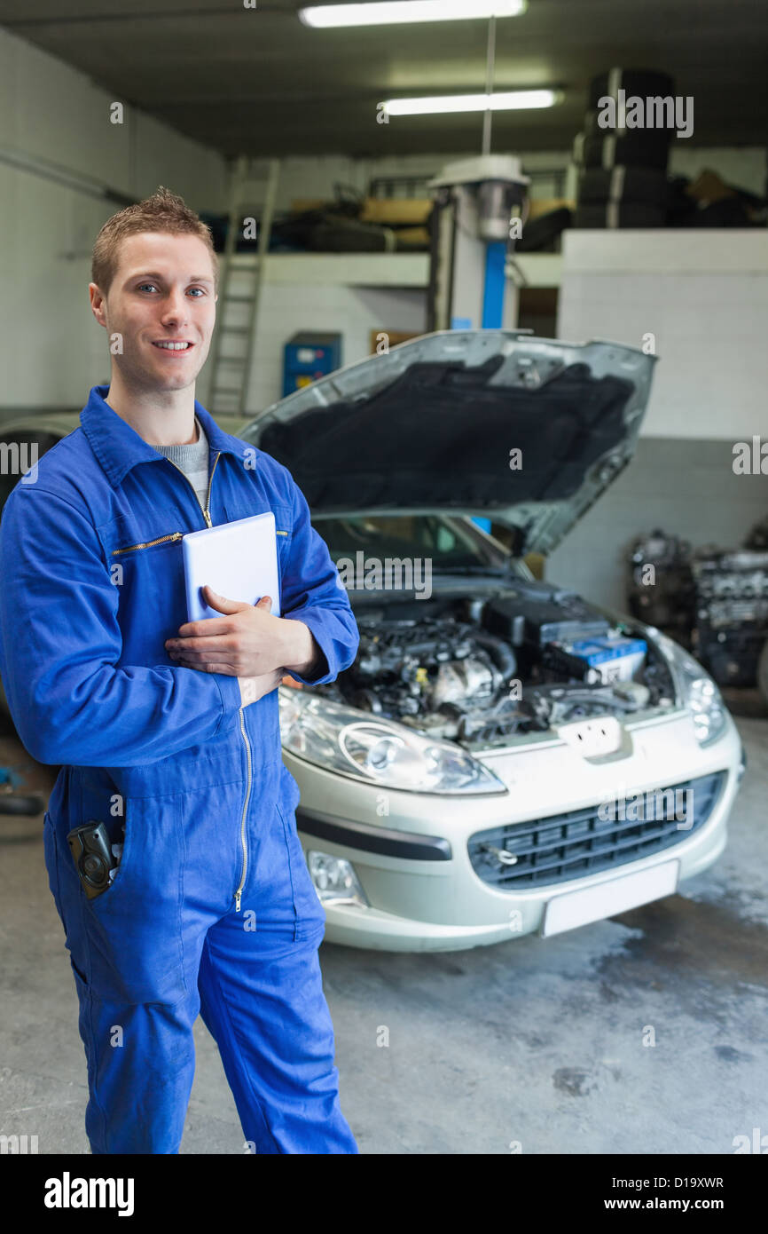 Auto mechanic with tablet computer Stock Photo - Alamy