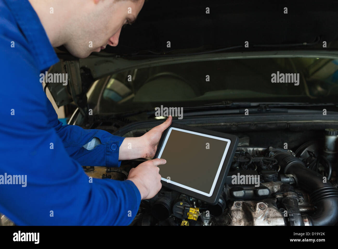 Mechanic using digital tablet Stock Photo - Alamy