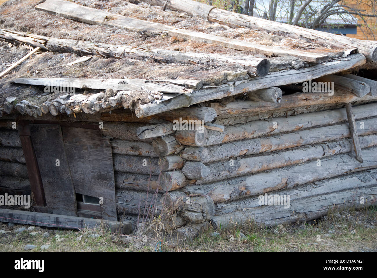 Dilapidated log cabin hi-res stock photography and images - Alamy