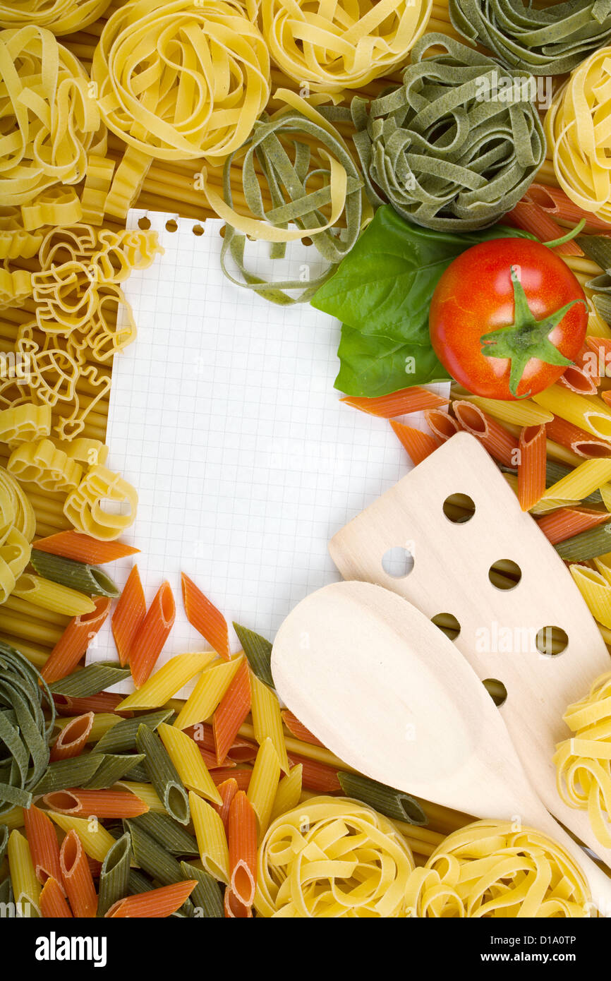 Note paper on various Italian pasta background Stock Photo - Alamy