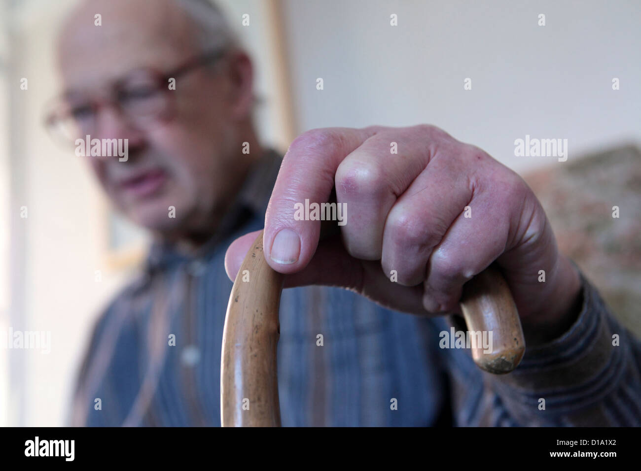 Hand old man walking stick hi-res stock photography and images - Alamy