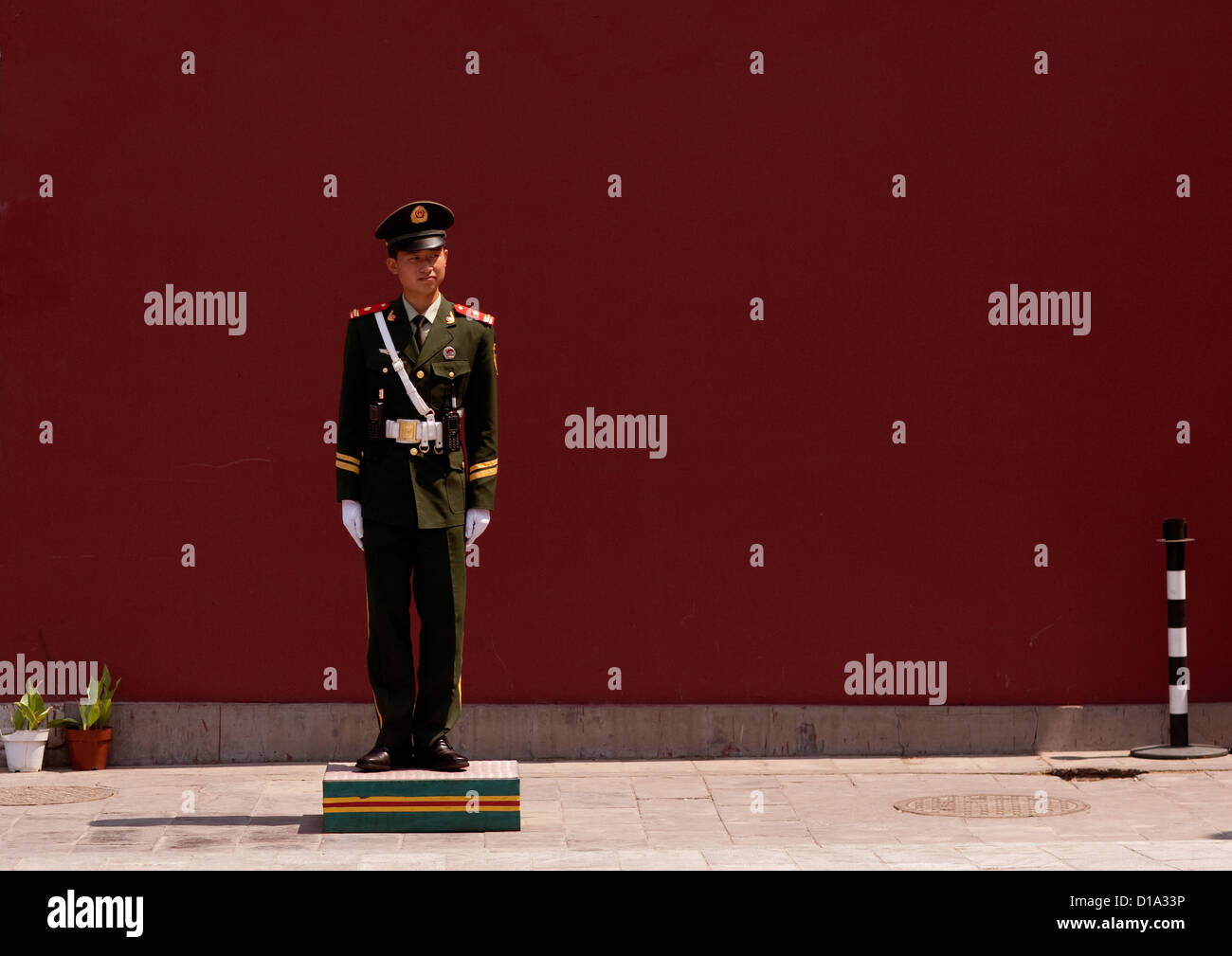 Police guard red square hi-res stock photography and images - Alamy