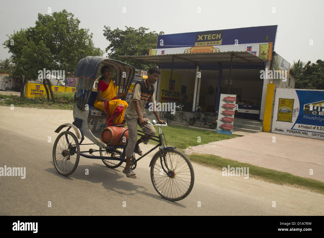 India street cycle bicycle rickshaw hi-res stock photography and images ...