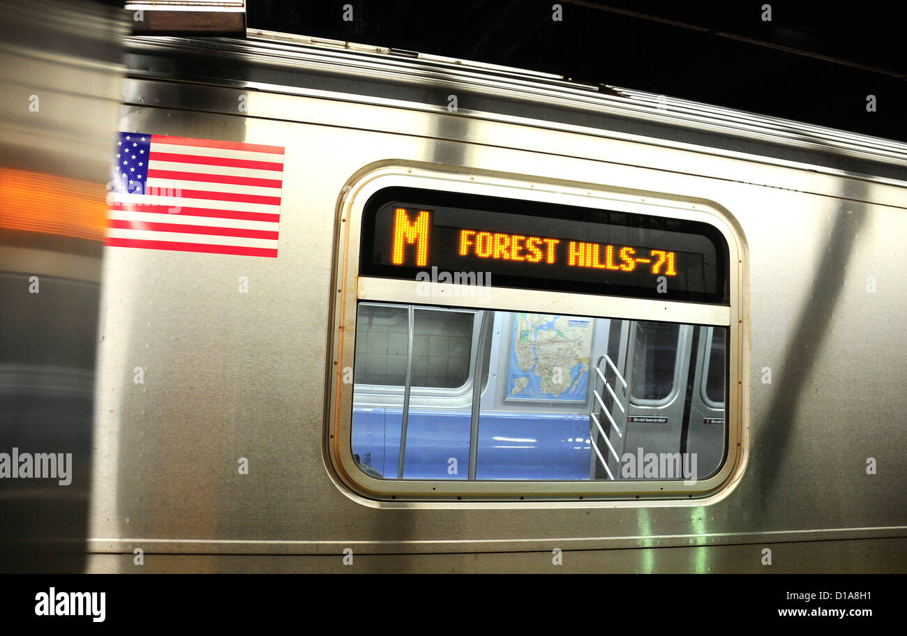 New York City subway platform, Manhattan, USA Stock Photo - Alamy