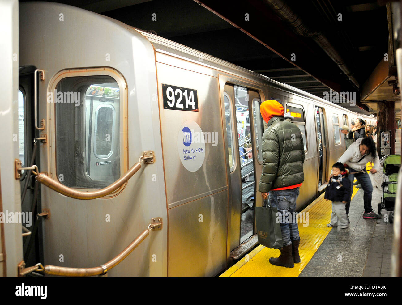 New York City subway platform, Manhattan, USA Stock Photo - Alamy