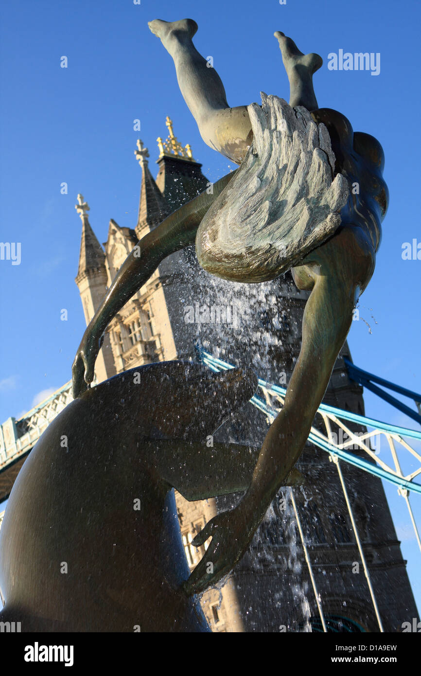 Statue in fountain tower bridge hi-res stock photography and images - Alamy