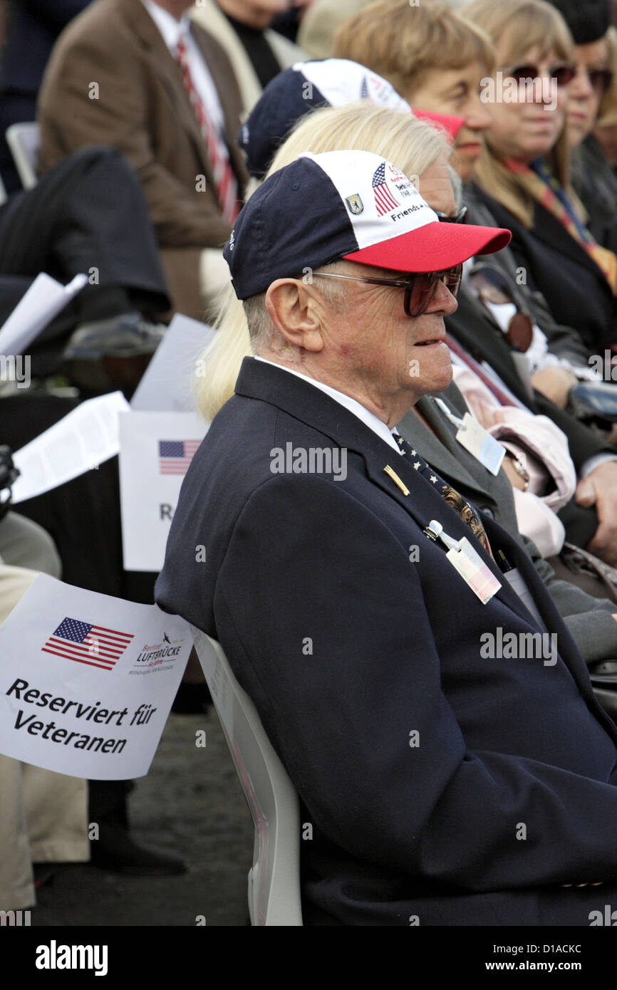 60 years outside airlift hi-res stock photography and images - Alamy