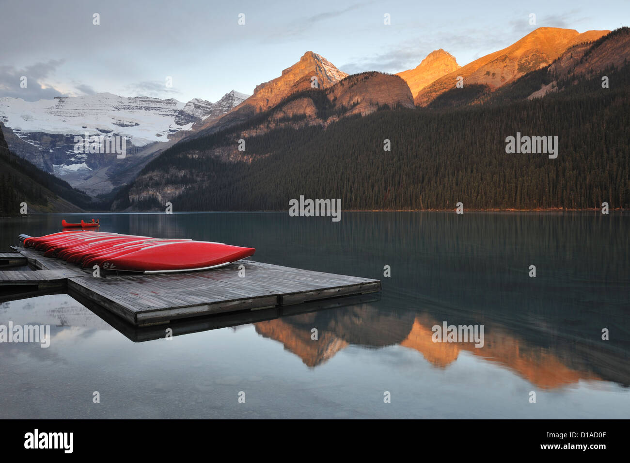 Red canoes, Lake Louise, Banff National Park, Alberta, Canada Stock ...