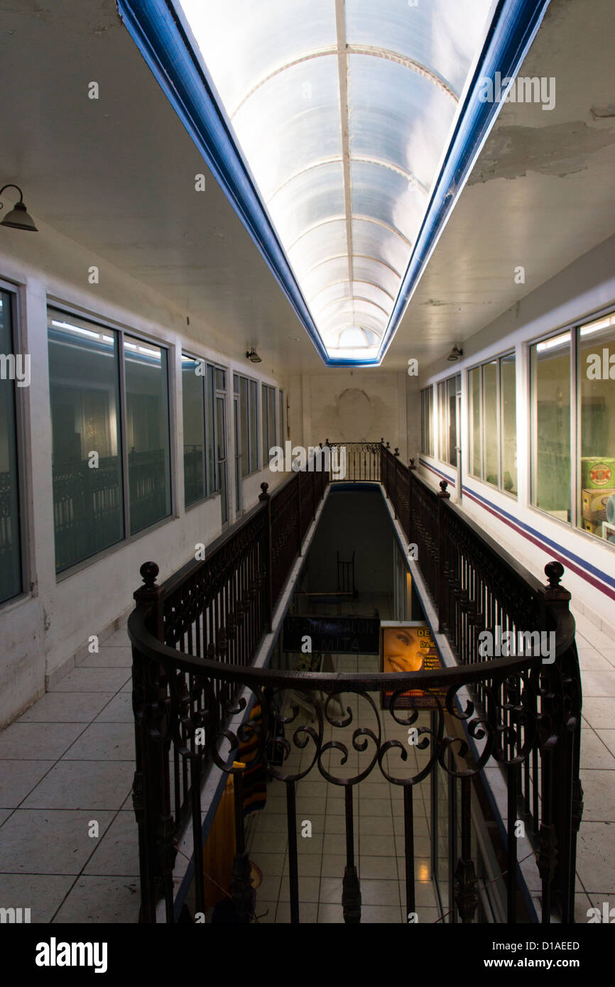 Empty shops on mezzanine shopping hi-res stock photography and images ...