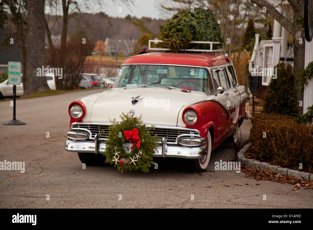 Christmas wreath ice skates hi-res stock photography and images - Alamy