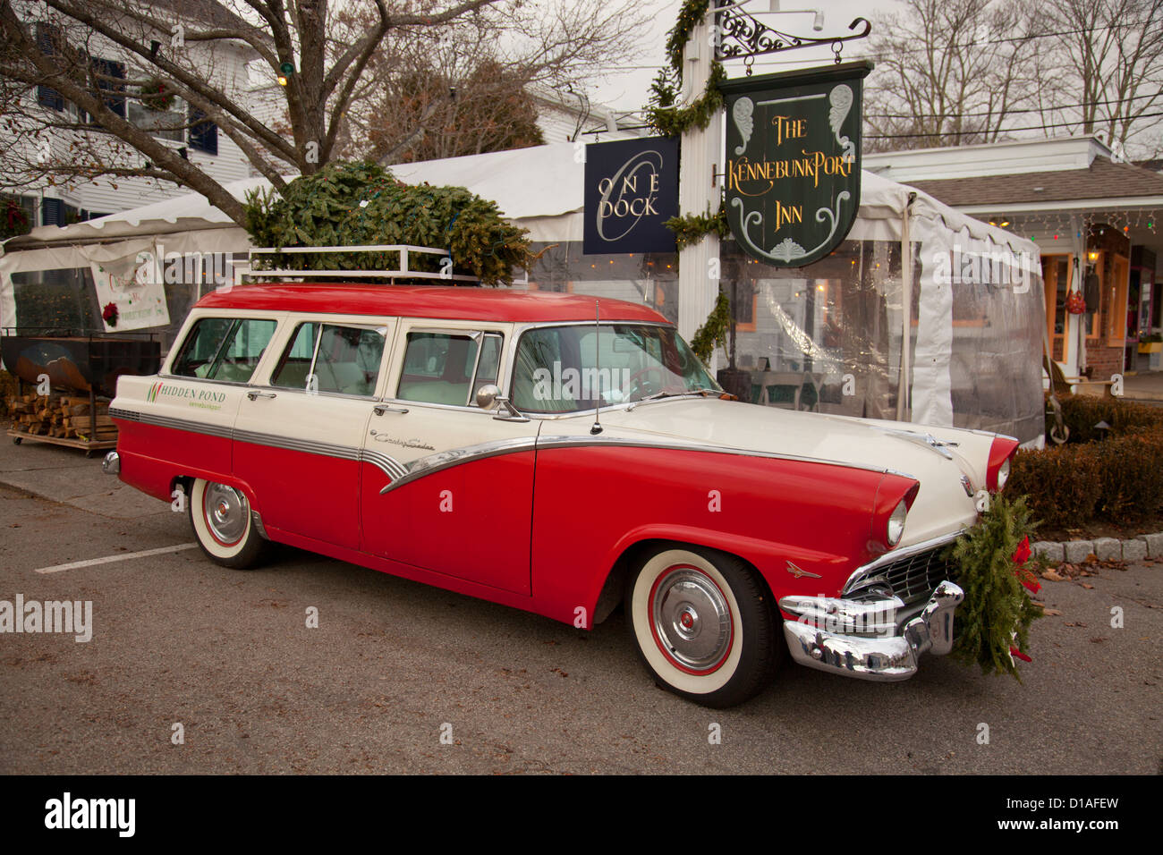 Christmas wreath ice skates hi-res stock photography and images - Alamy