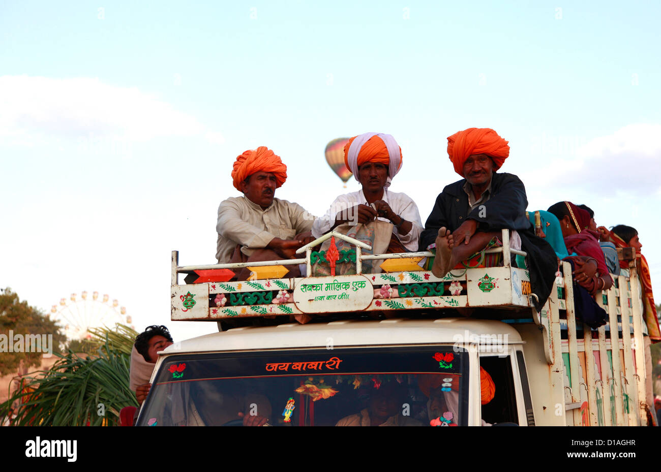 Overload bus india hi-res stock photography and images - Alamy