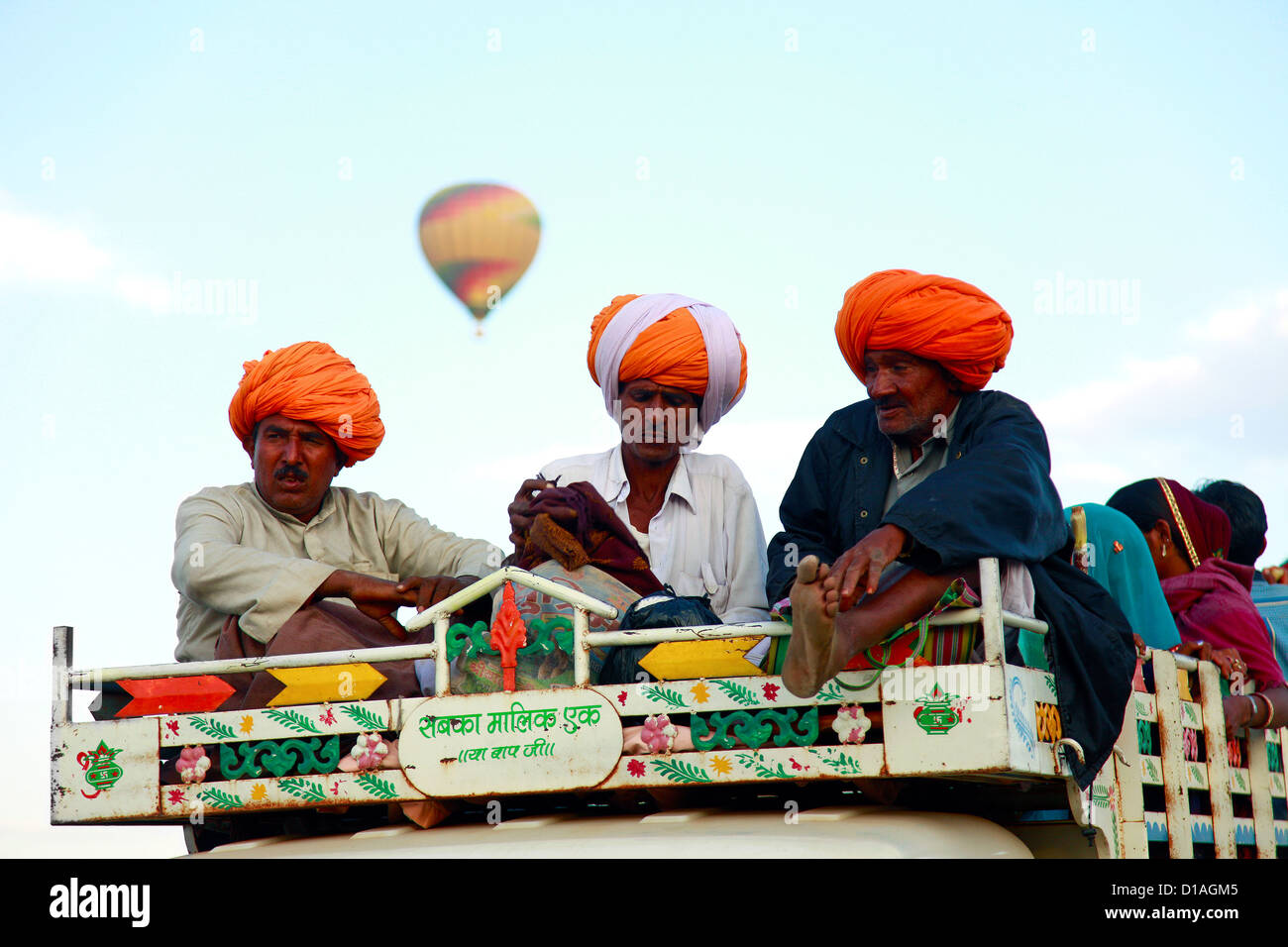 Overload bus india hi-res stock photography and images - Alamy