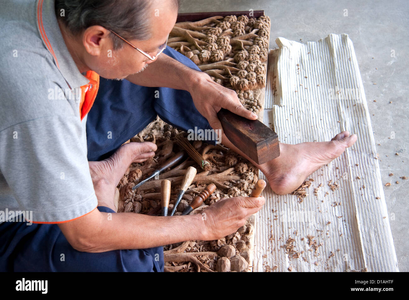 Wood carver at work, Chiang Mai, Thailand Stock Photo - Alamy