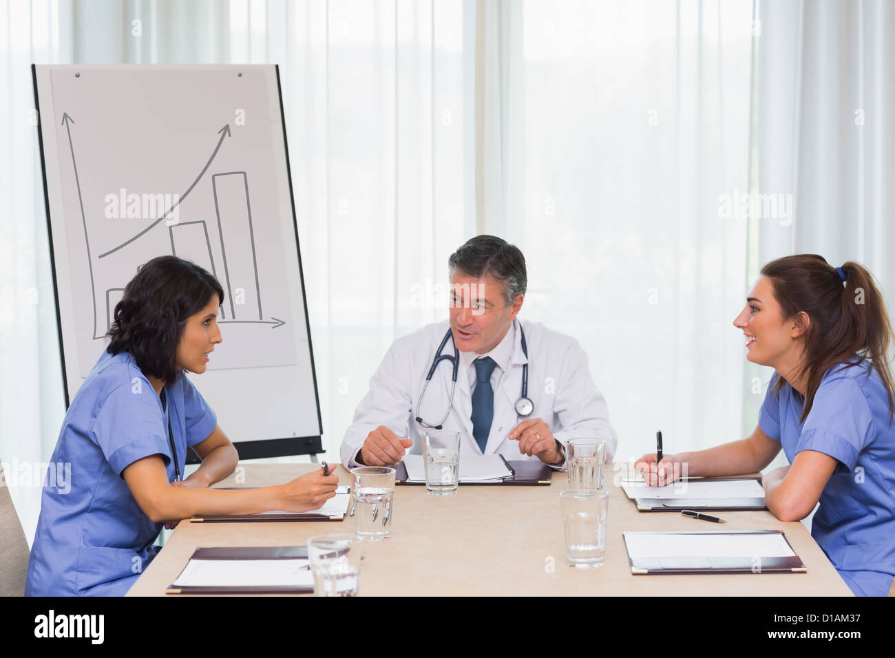 Two nurses talking hi-res stock photography and images - Alamy