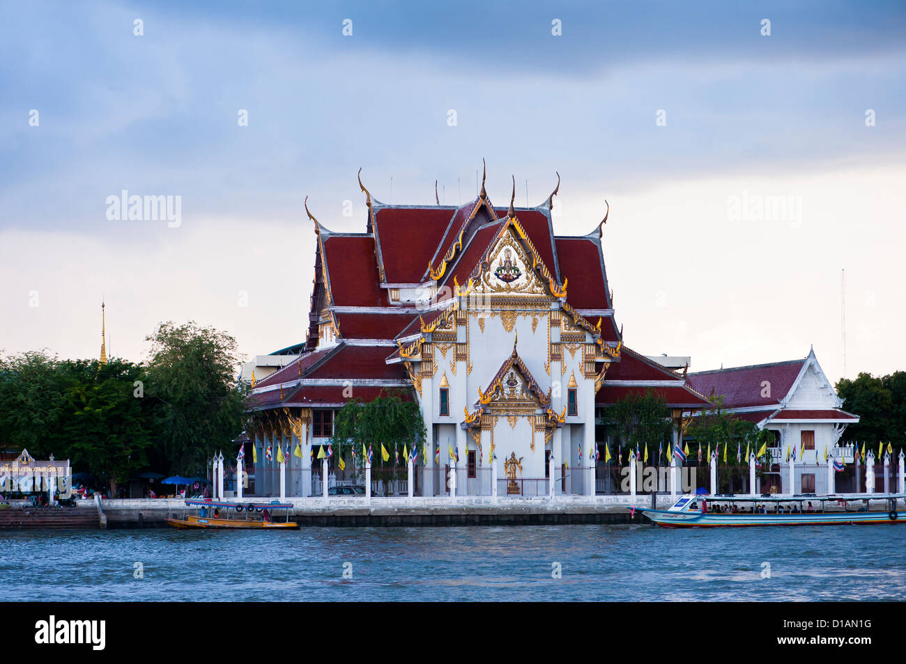 Low cloud gathers over Wat Rakang, Bangkok Stock Photo - Alamy