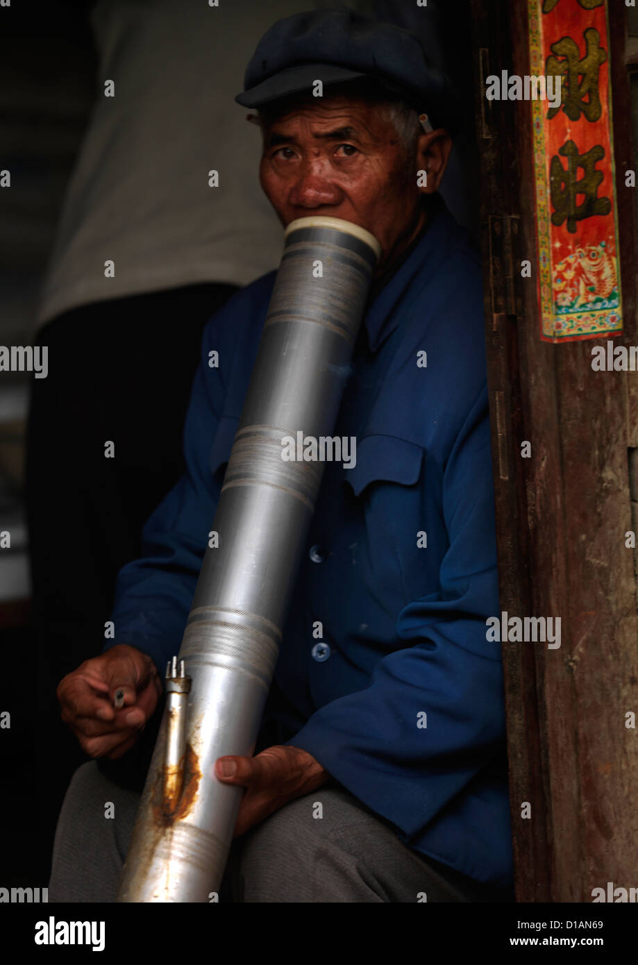 Chinese man smoking long pipe hi-res stock photography and images - Alamy