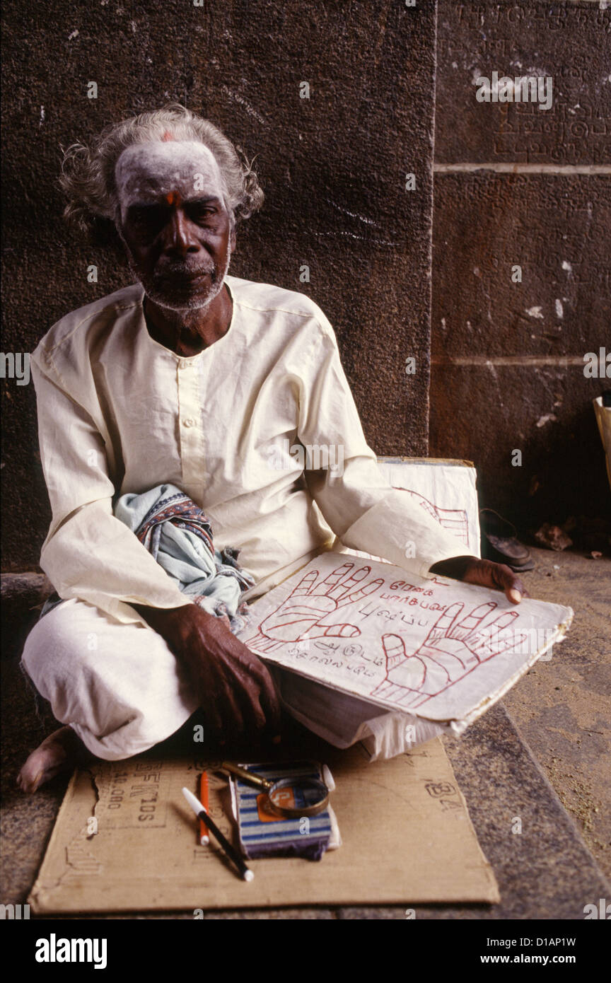 Palm reading palmistry hi-res stock photography and images - Alamy