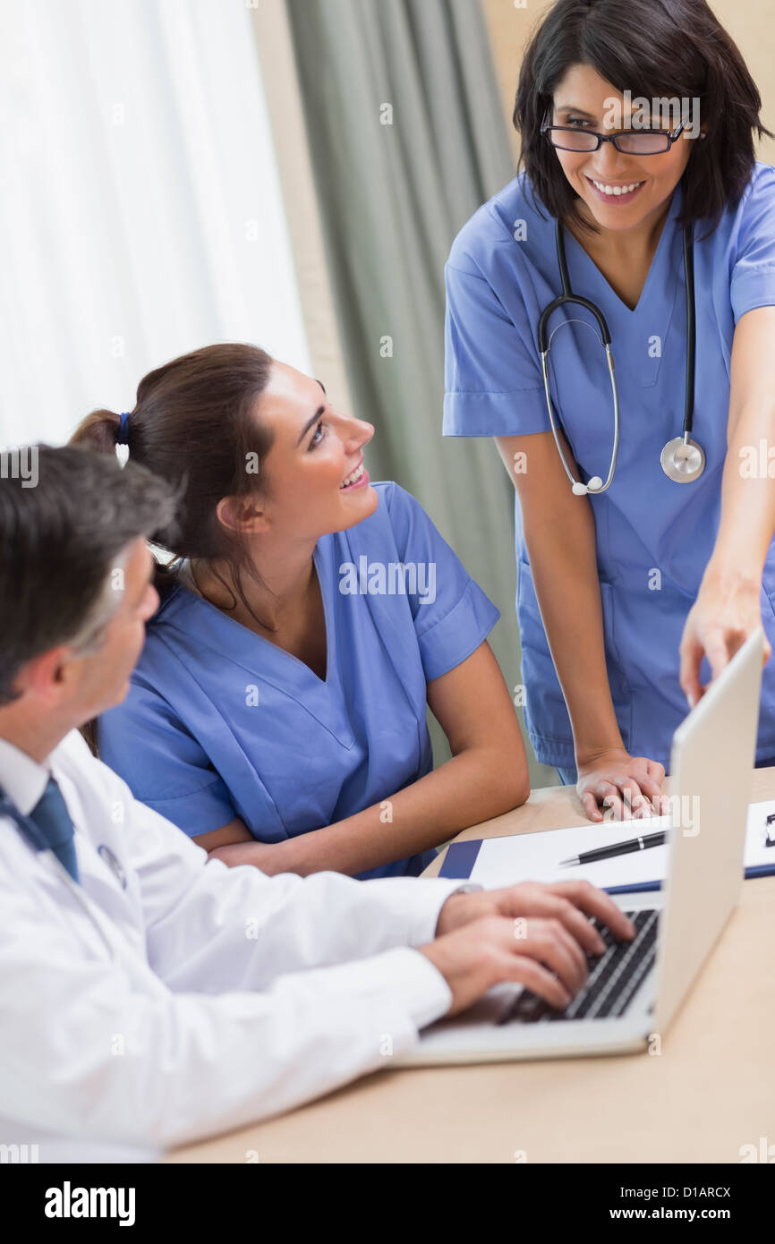 Doctor nurse pointing computer hi-res stock photography and images - Alamy