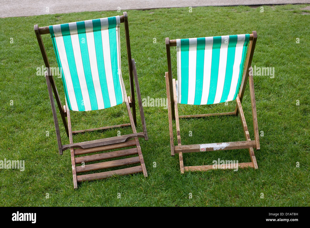 Green deckchairs hi-res stock photography and images - Alamy