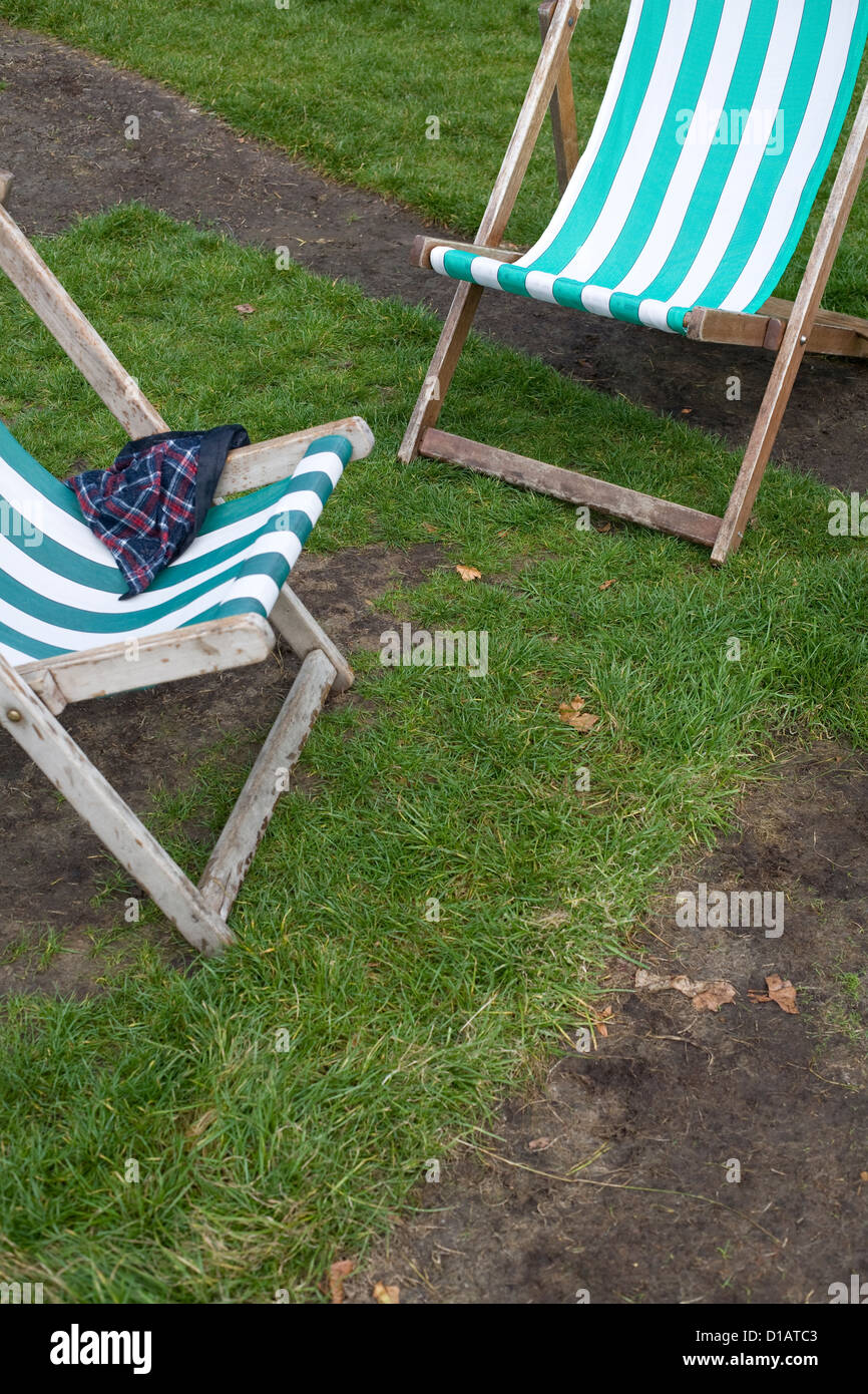 Folding deckchairs hi-res stock photography and images - Alamy