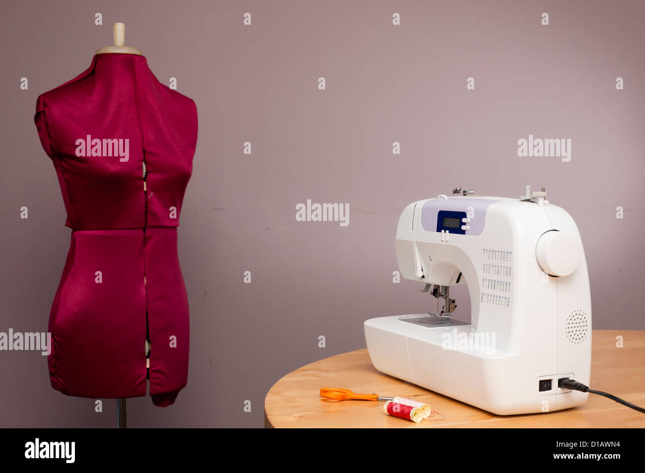 Tailors dummy and sewing machine Stock Photo - Alamy