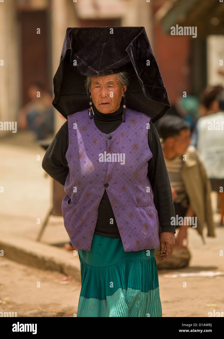 Yi tribal clothes hi-res stock photography and images - Alamy