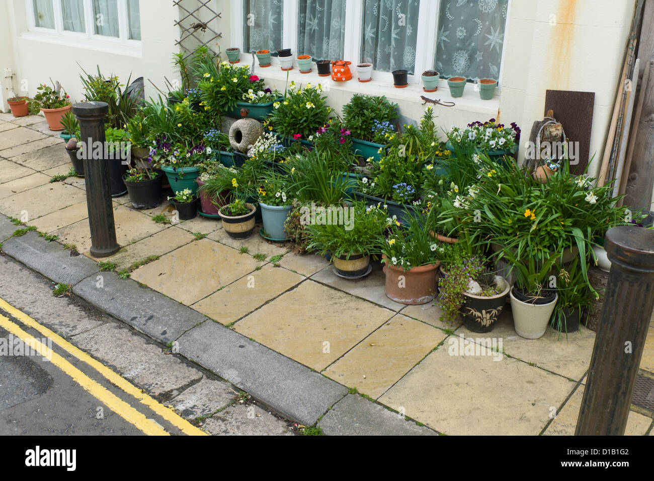 Pavement planters hi-res stock photography and images - Alamy