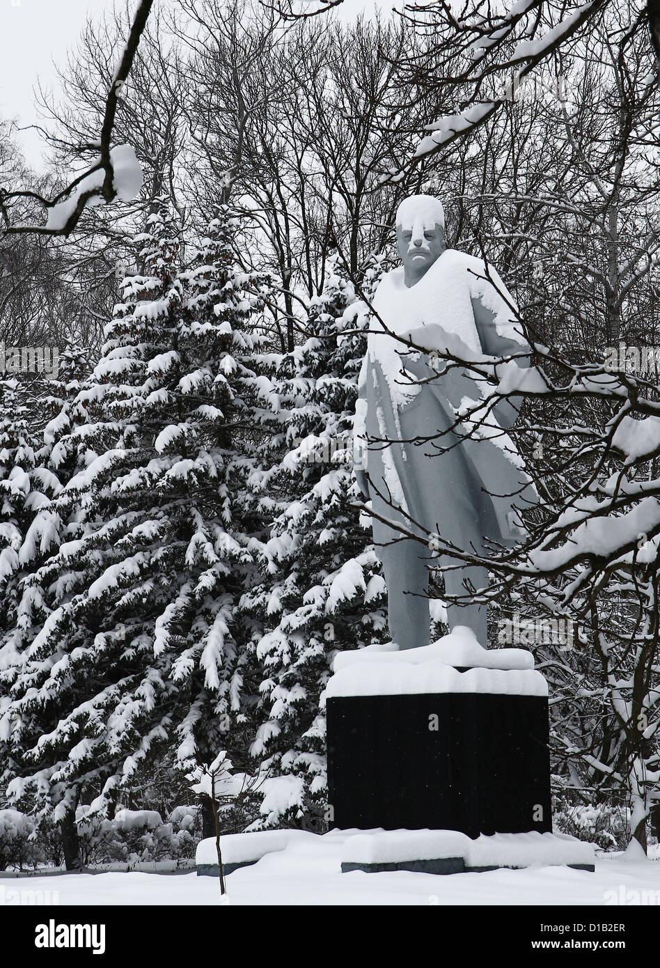 Tree lenin monument hi-res stock photography and images - Alamy