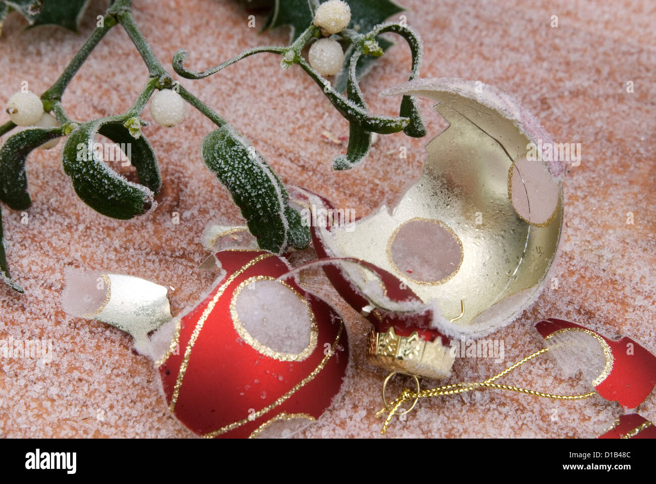 Smashed christmas bauble hi-res stock photography and images - Alamy