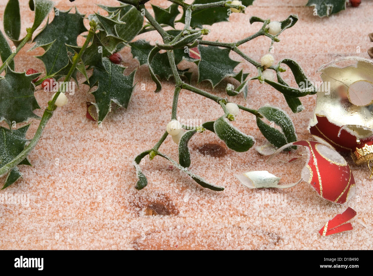 Smashed christmas bauble hi-res stock photography and images - Alamy