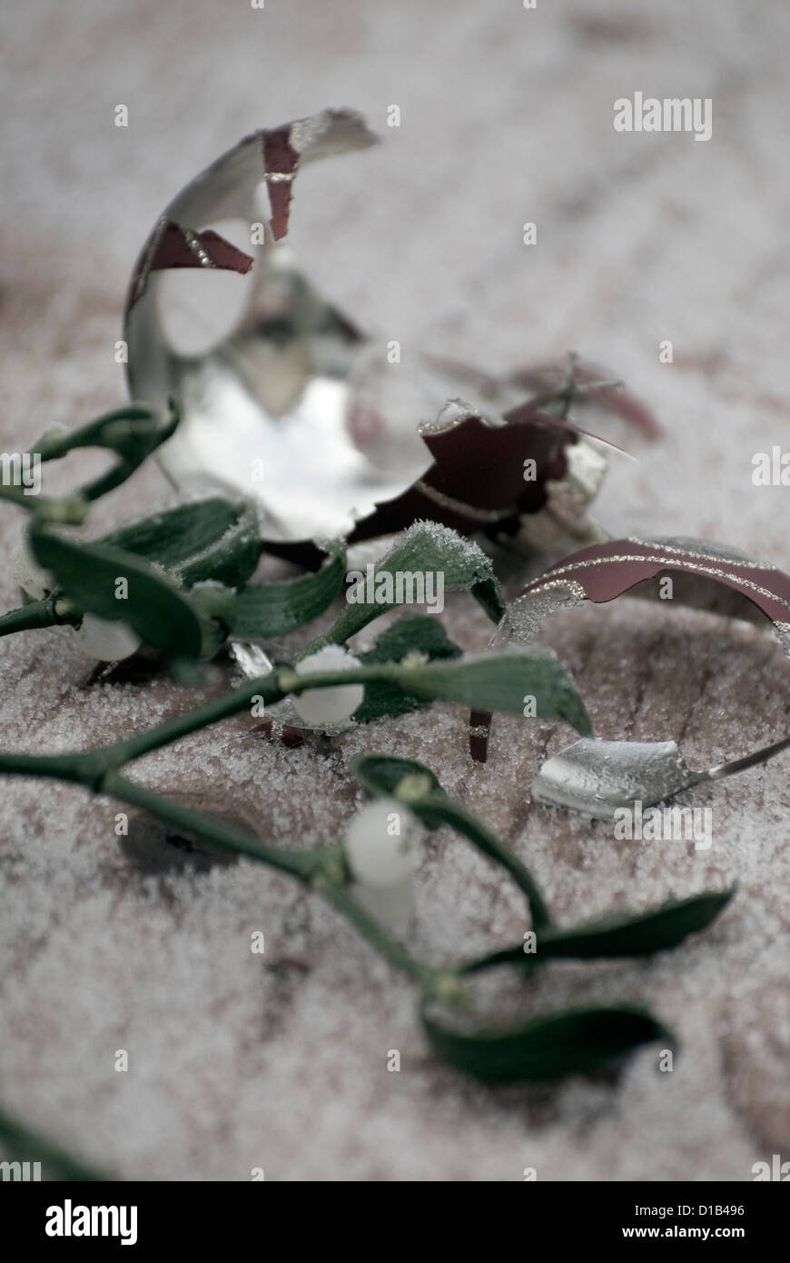 Smashed christmas bauble hi-res stock photography and images - Alamy