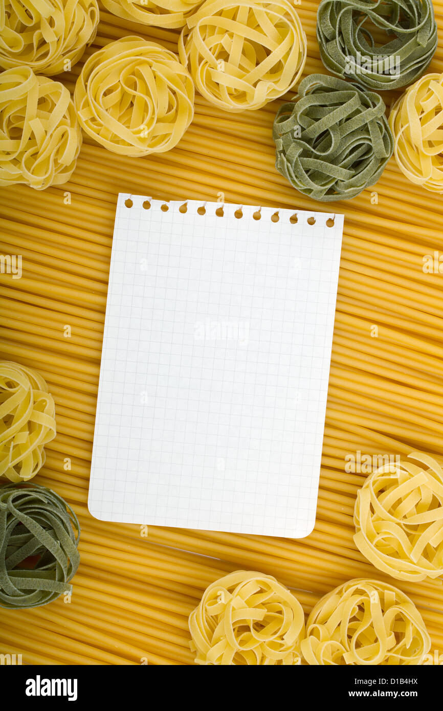 Note paper on various Italian pasta background Stock Photo - Alamy