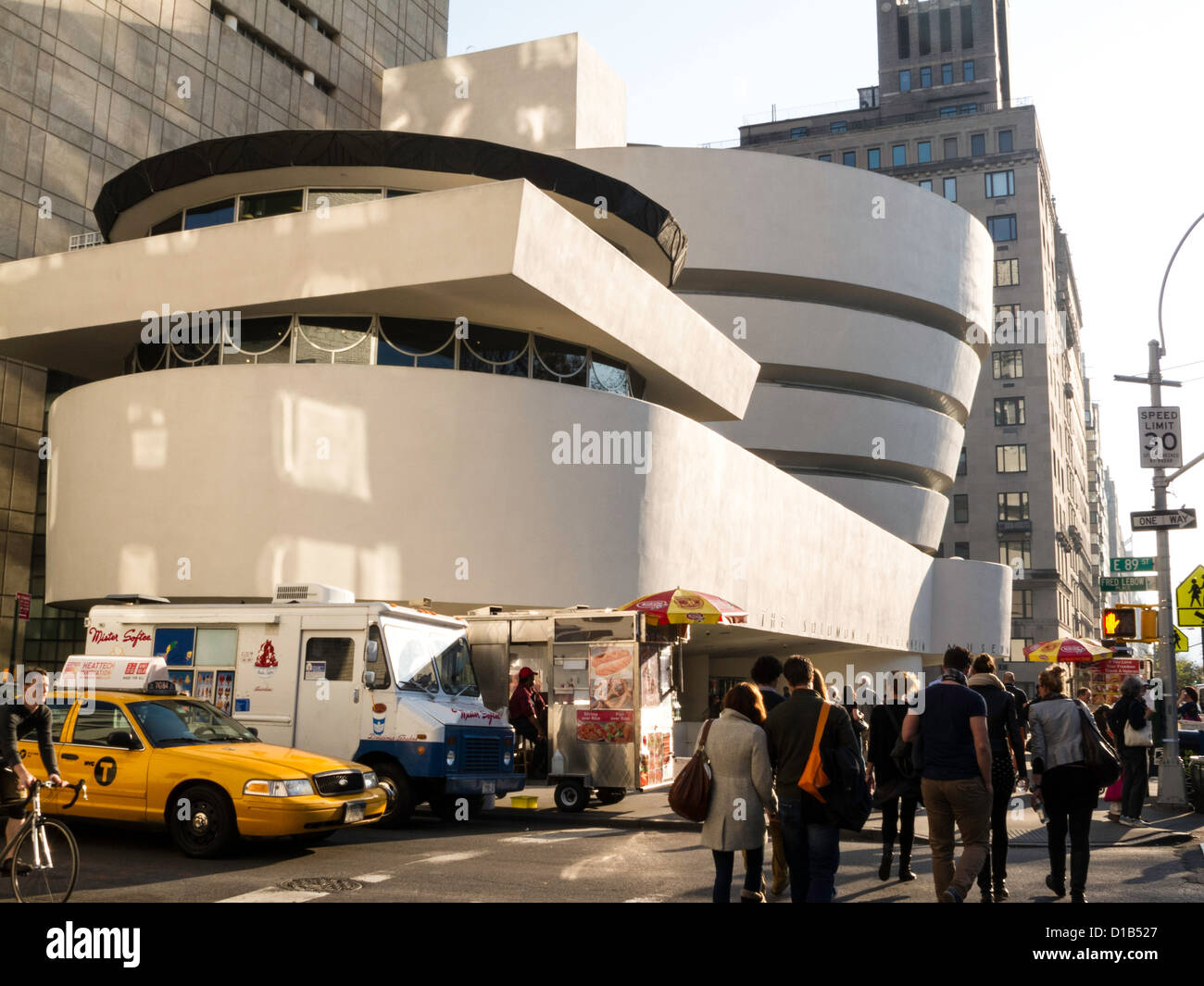 Guggenheim Museum Exterior, NYC Stock Photo - Alamy