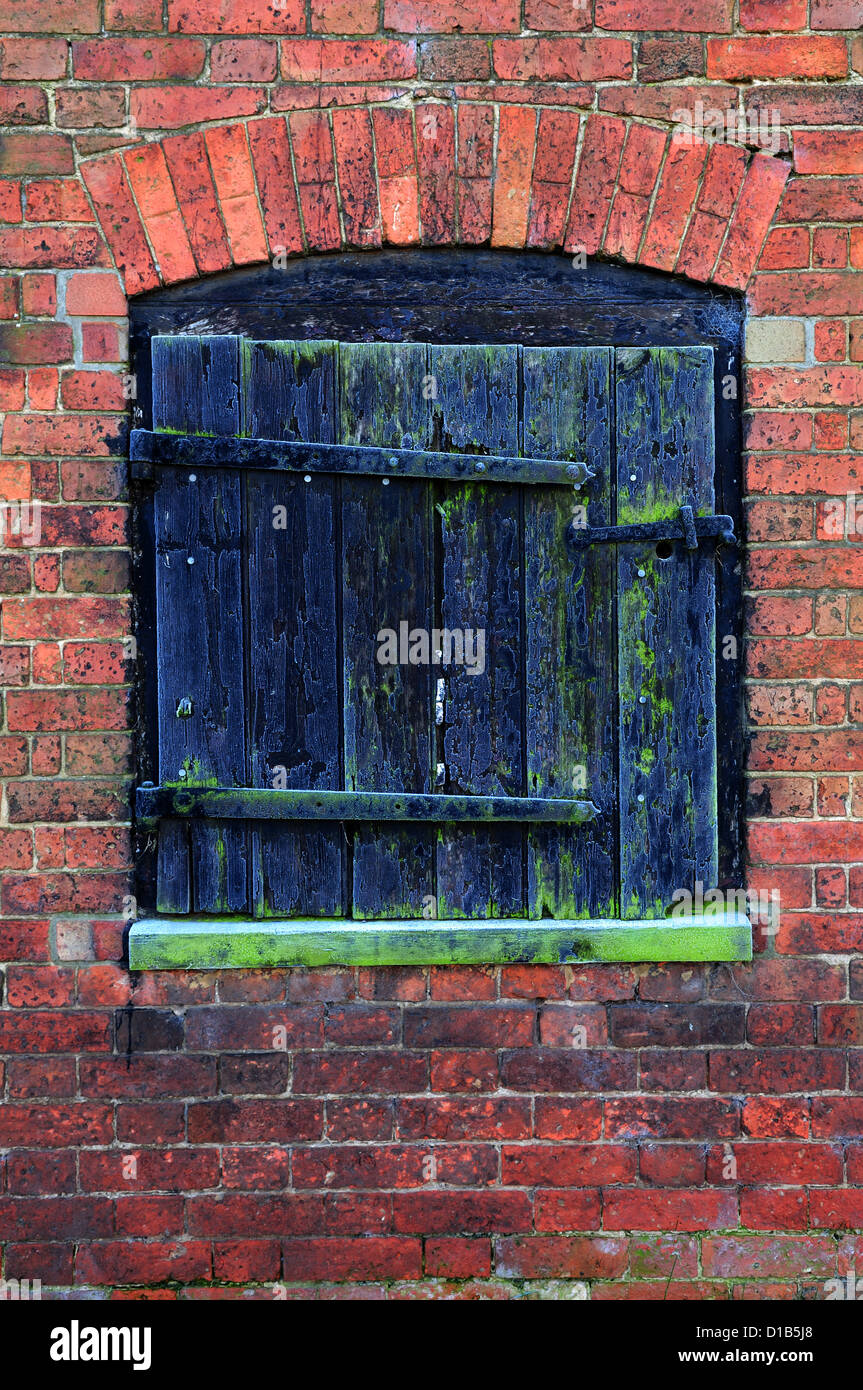 Brick wall wooden hatch hi-res stock photography and images - Alamy