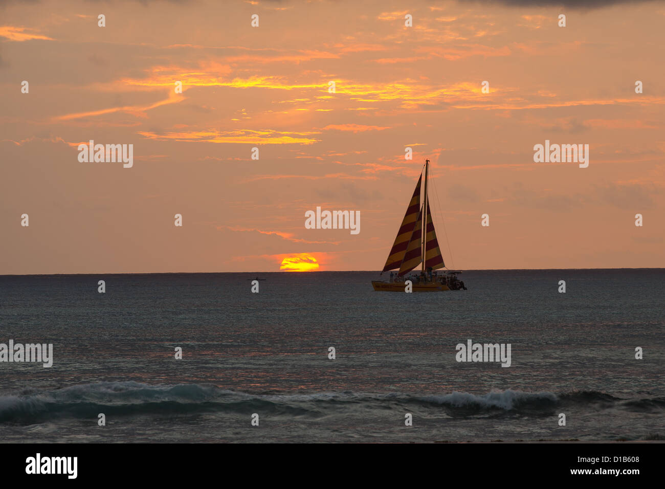 Sailboat waikiki beach hi-res stock photography and images - Alamy