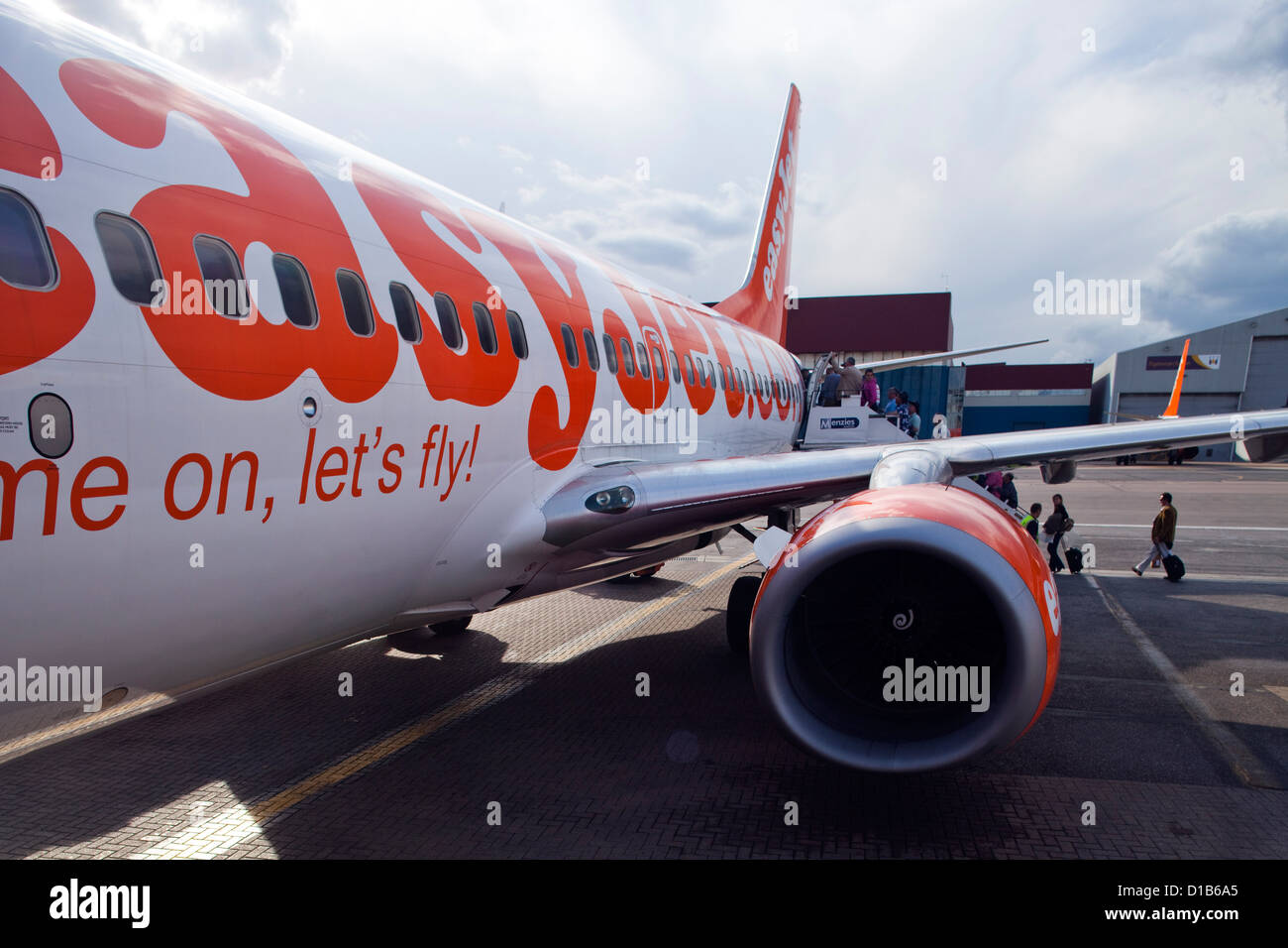 Luton airport easyjet hi-res stock photography and images - Alamy
