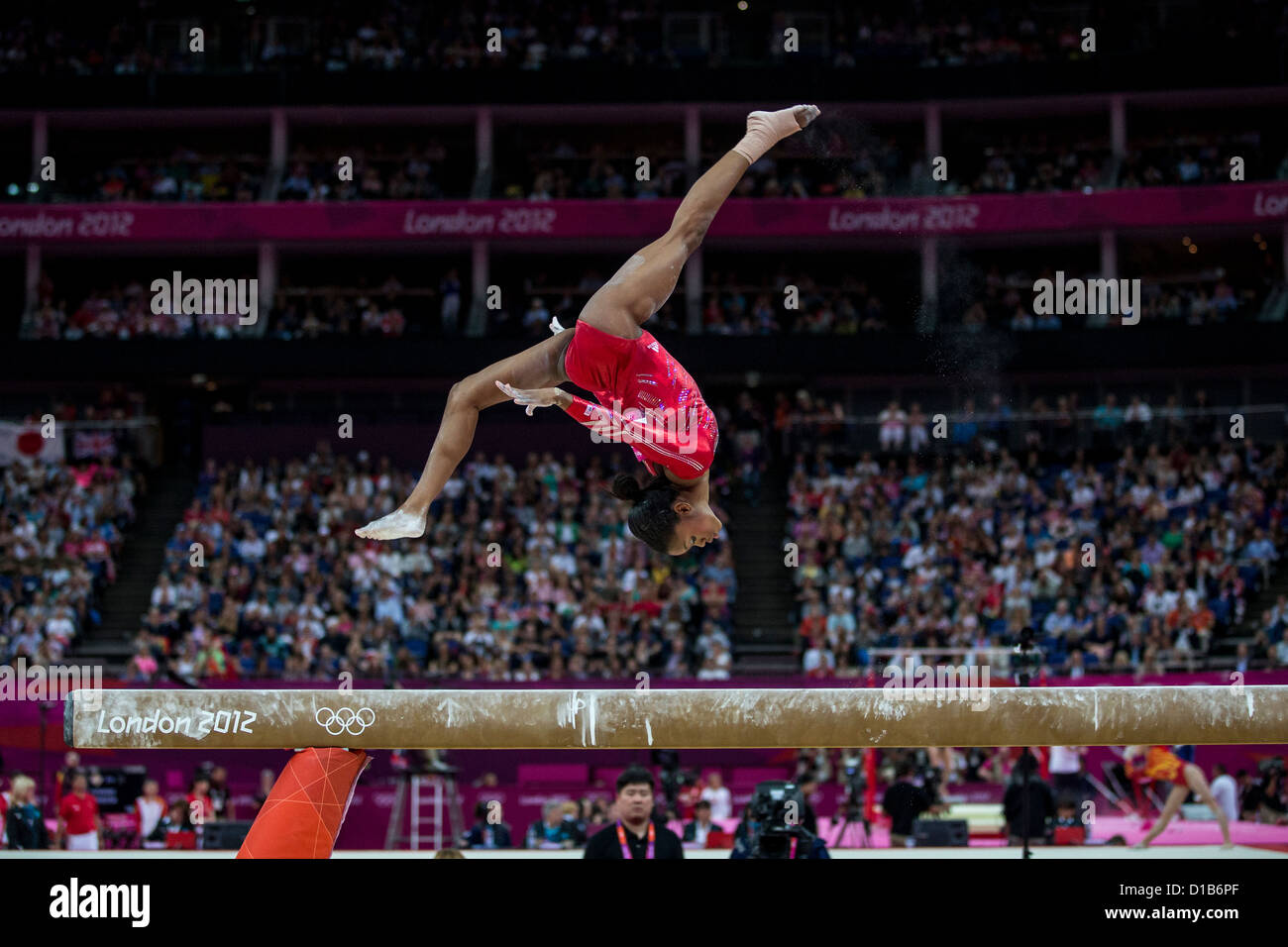Gabby douglas balance beam hi-res stock photography and images - Alamy