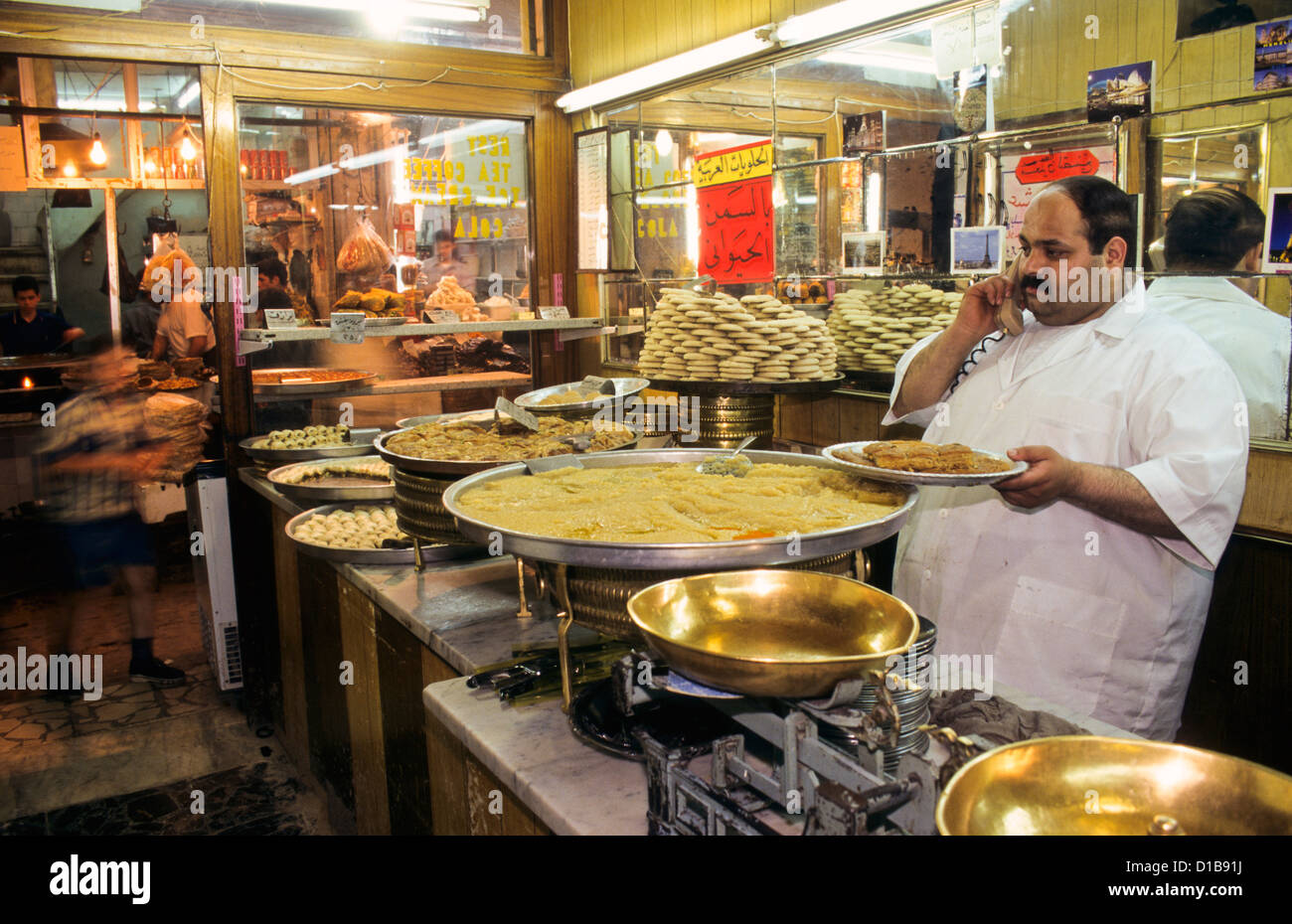 Cake shop in Aleppo zoco. Syiria Stock Photo - Alamy