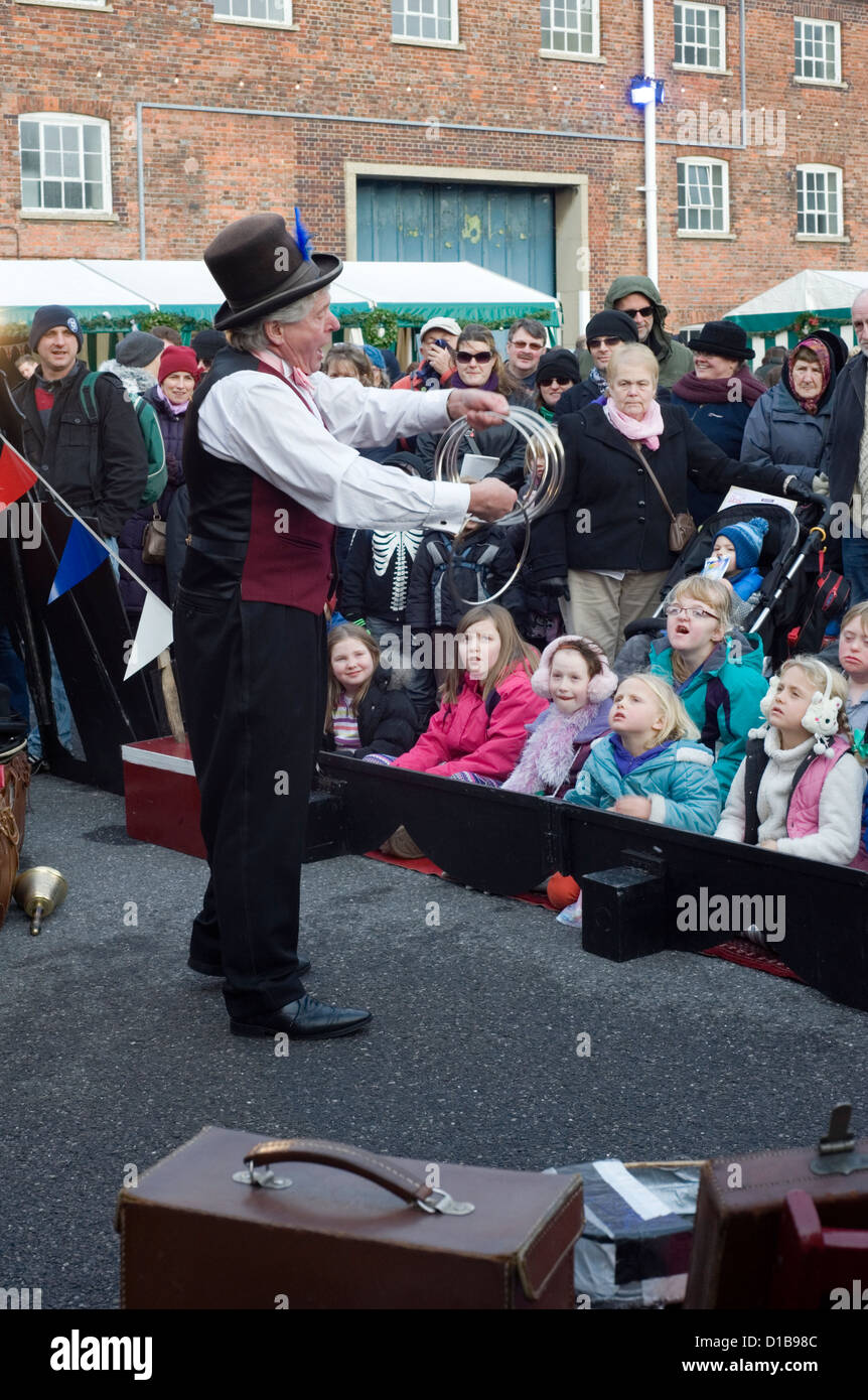 Male street entertainer hi-res stock photography and images - Alamy