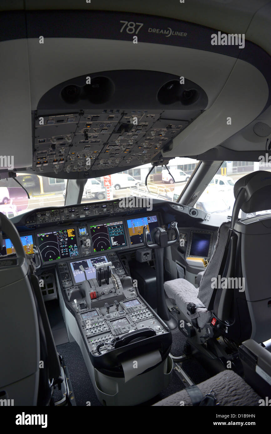 Boeing 787 dreamliner cockpit controls hi-res stock photography and ...