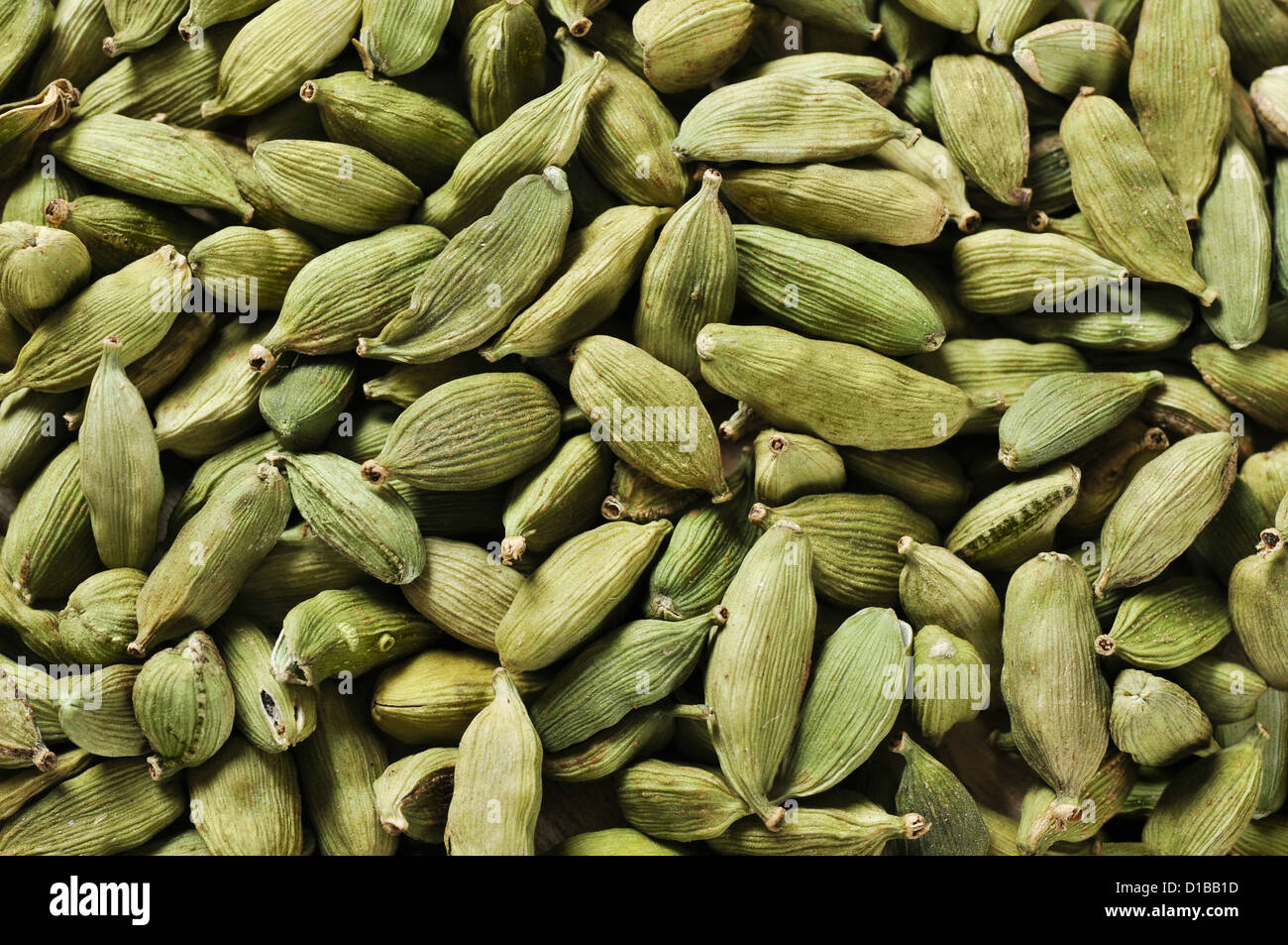 Whole green cardamom pods hi-res stock photography and images - Alamy