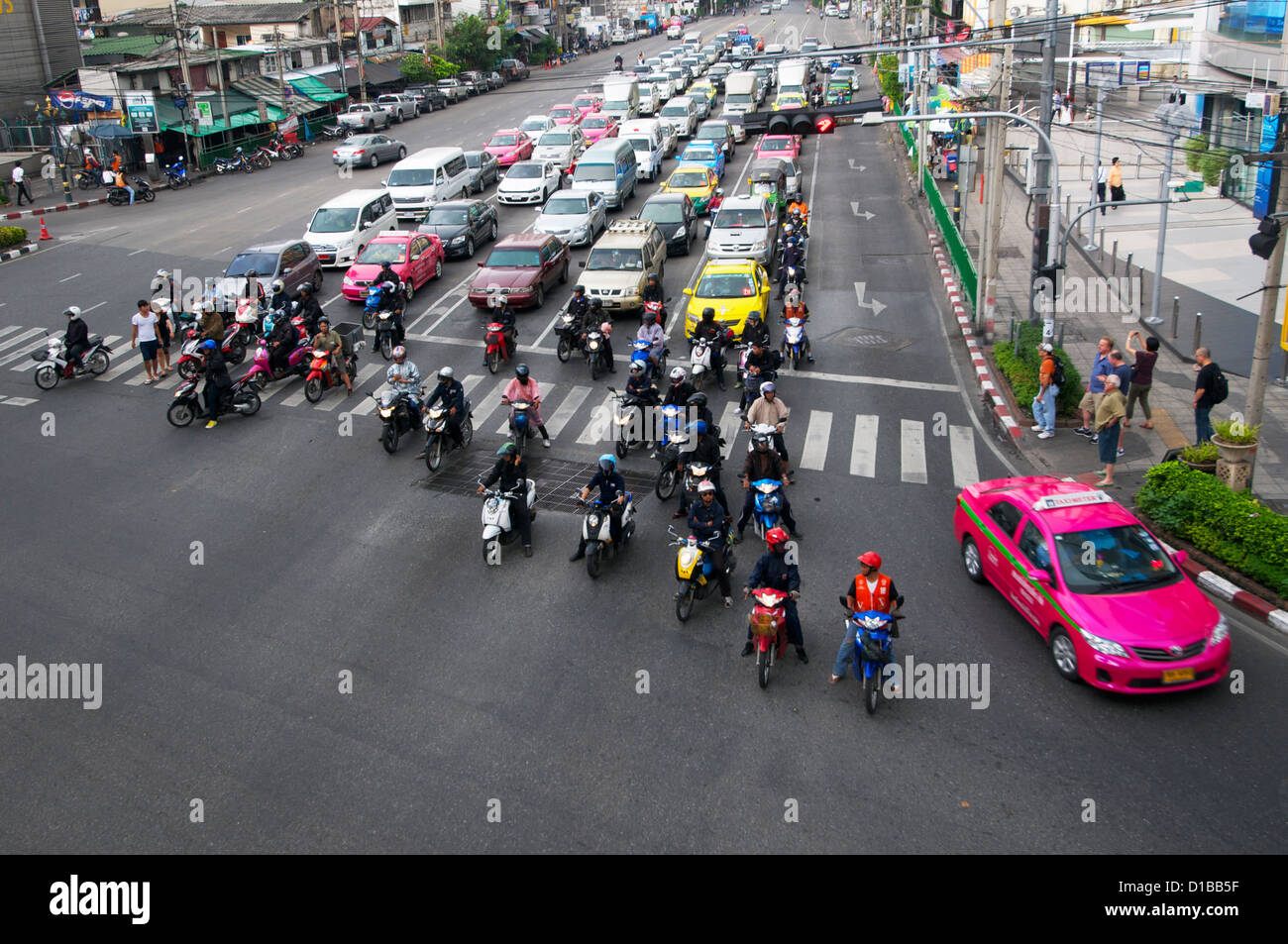 Traffic waiting at lights hi-res stock photography and images - Alamy