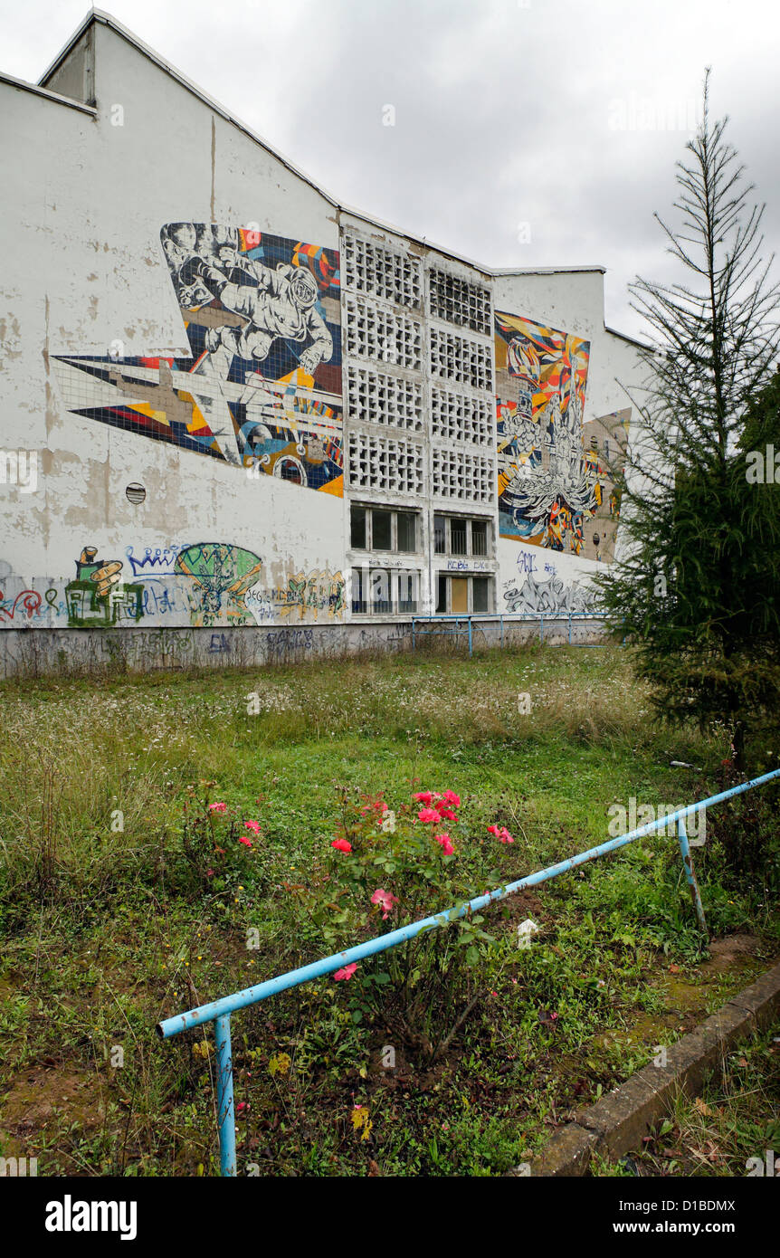 Empty school buildings hi-res stock photography and images - Alamy