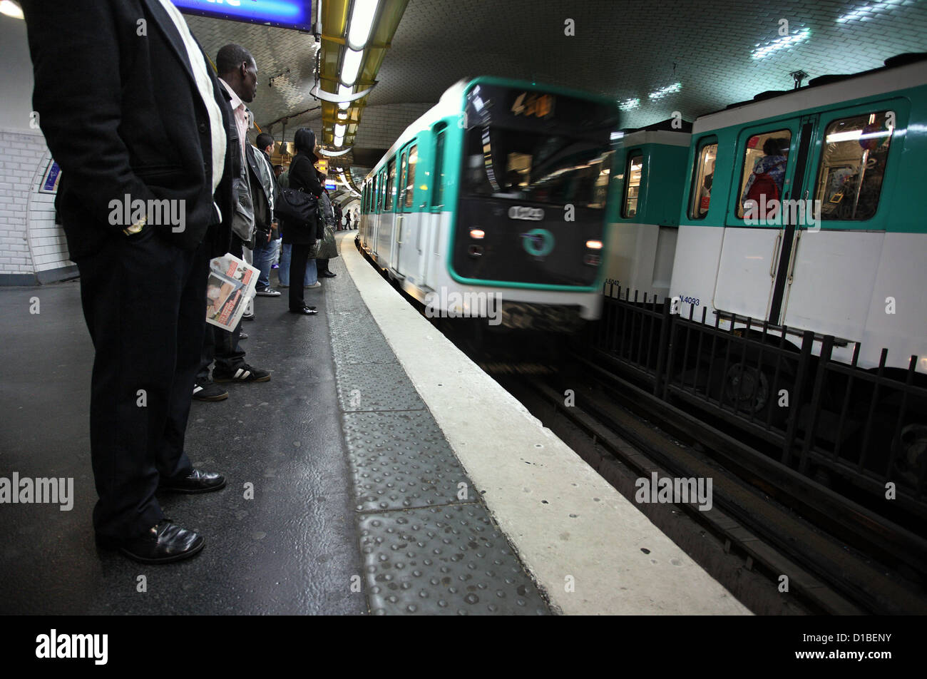 Paris, France, Passengers on the platform of a metro station Stock ...