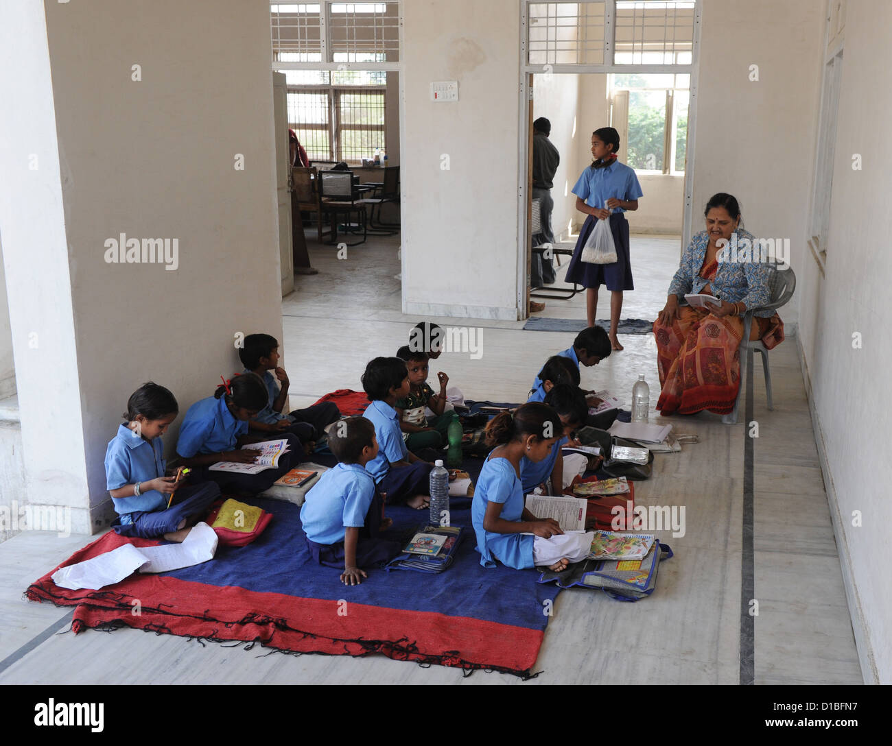 Students sit on floor classroom hi-res stock photography and images - Alamy