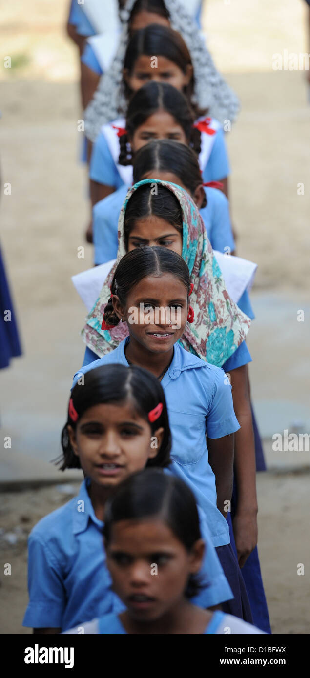 Class photo girls with uniform hi-res stock photography and images - Alamy