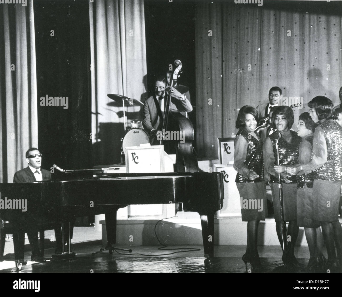 RAY CHARLES (1930-2004) US jazz musician with his band and The Raelets ...