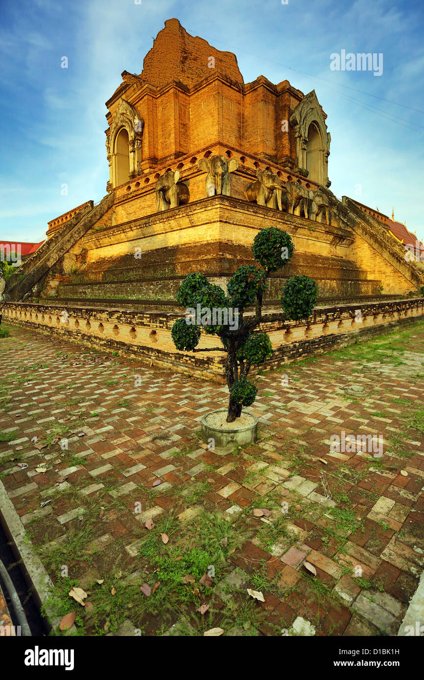 Buddhist chedi stupa temple hi-res stock photography and images - Alamy