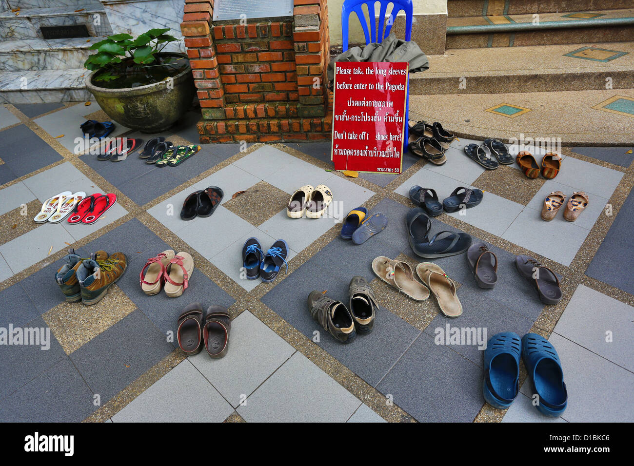 Shoes outside buddhist temple hi-res stock photography and images - Alamy